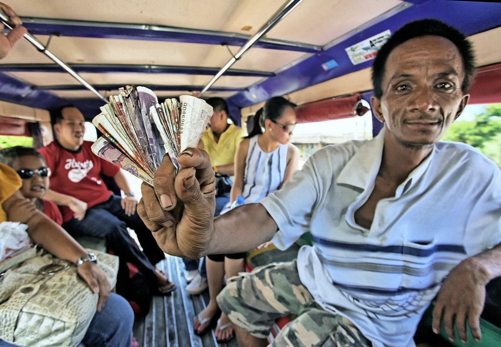 8 Awkward Jeepney Moments that Make You Cringe - 8List.ph